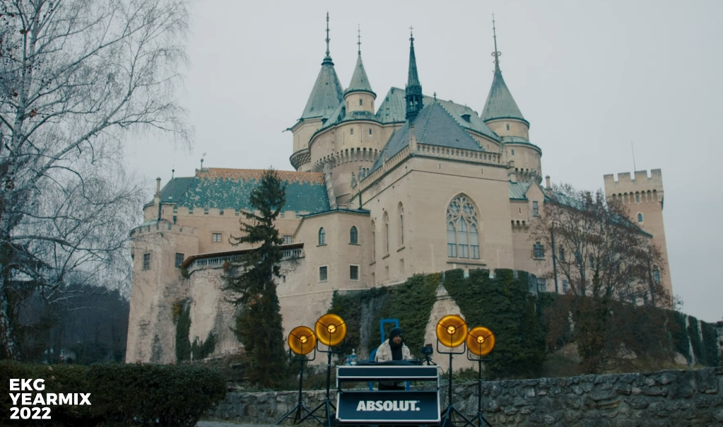 Video: Top slovenský DJ EKG natočil YearMix 2022 priamo pod Bojnickým ...